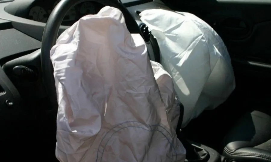 PHOTOS: "A terrifying explosion inside the car" - Sigmalive English