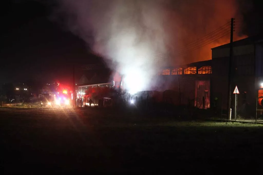 Fire at factory in Geri – Fire service on alert for residual flames ...