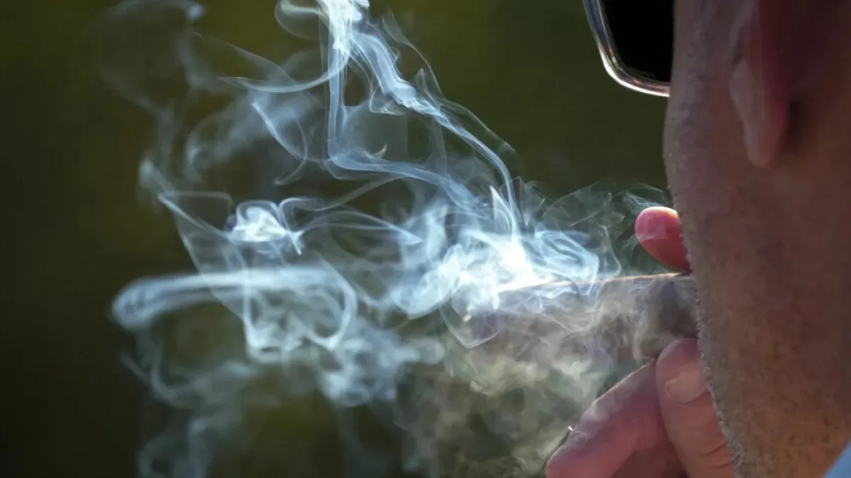EU approves smoking ban extension to outdoor spaces - Sigmalive English