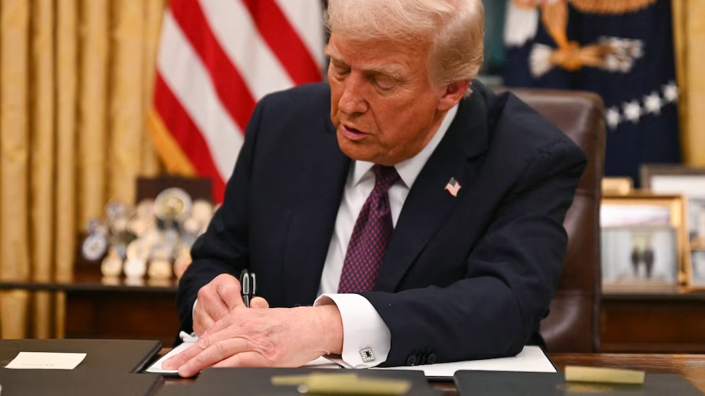 Trump signs sweeping executive orders on immigration - Sigmalive English