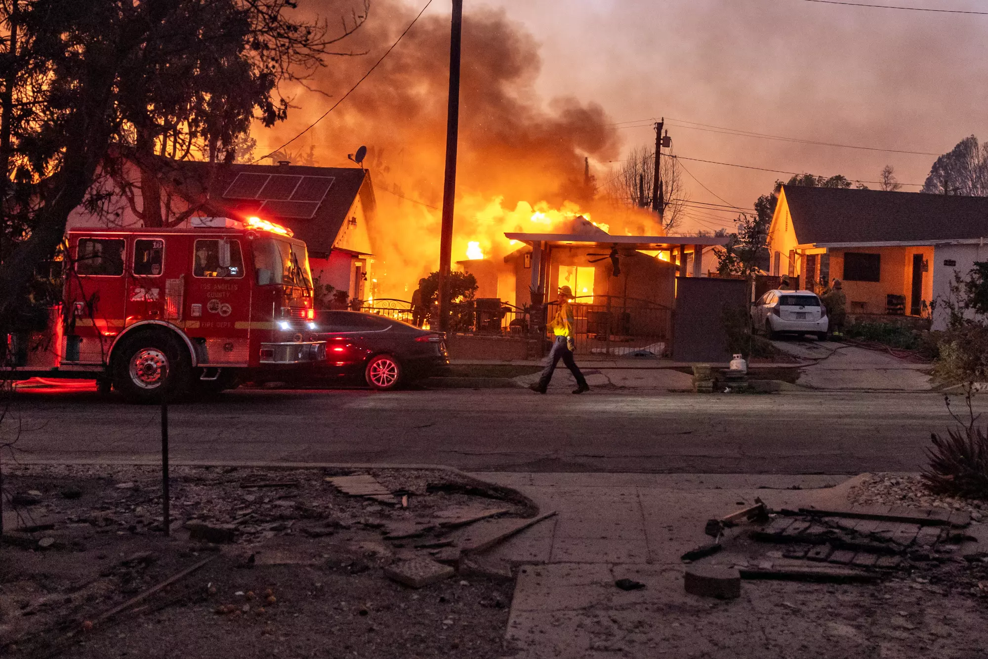 Devastating LA firestorms kill 5 and destroy 2,000 buildings - Sigmalive English