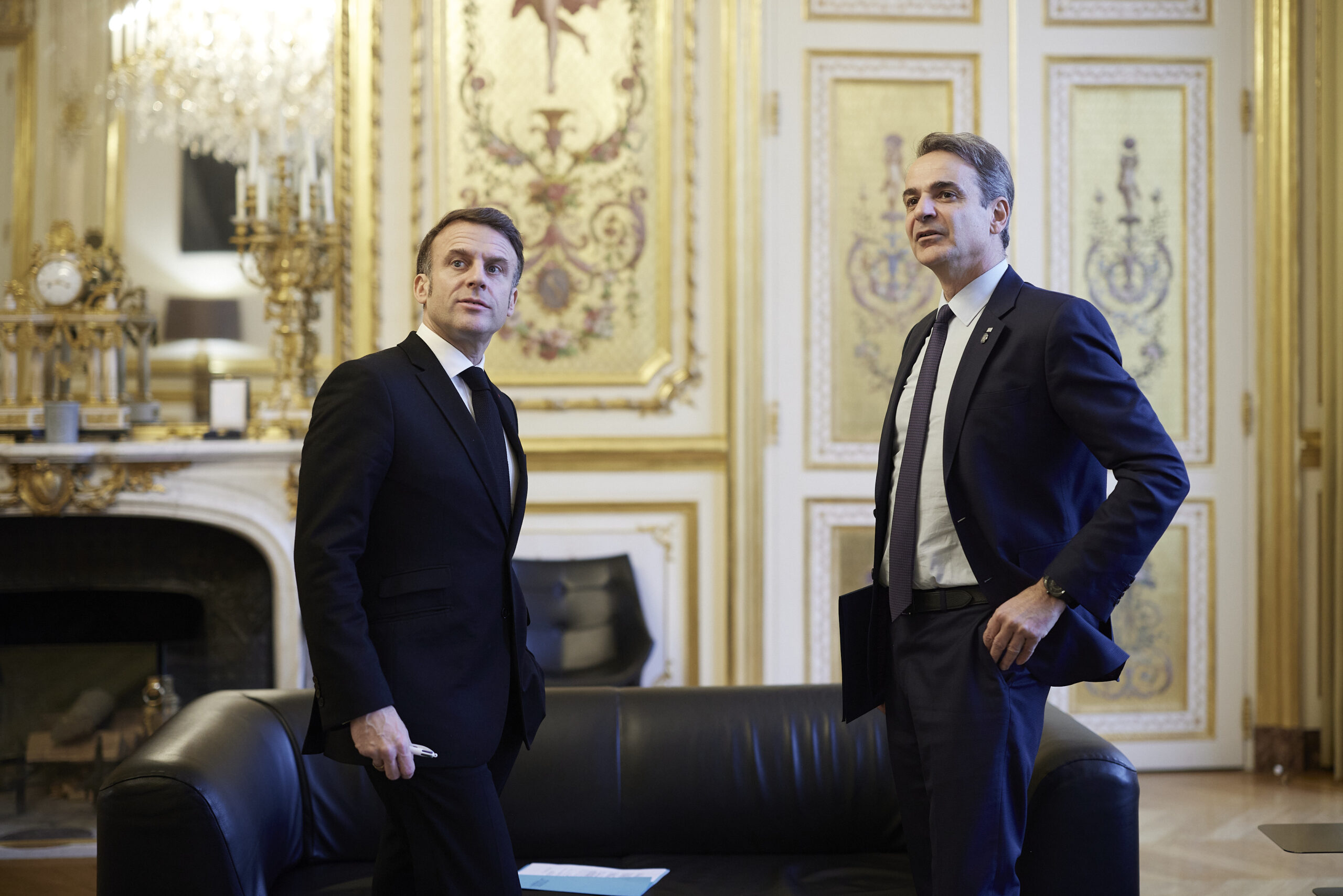 PM Mitsotakis and French President Macron hold extensive talks in Paris ...