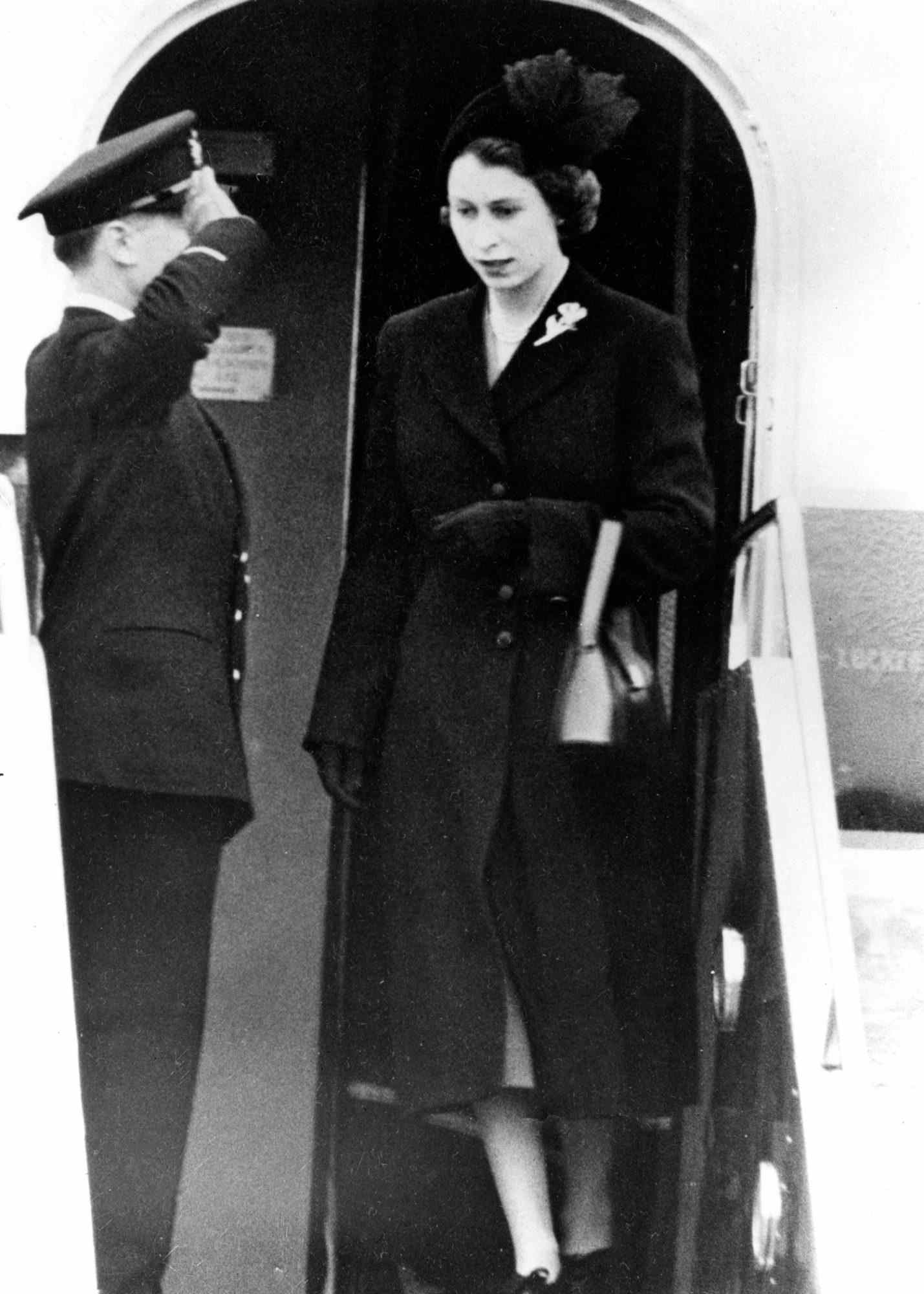 ON THIS DAY: Queen Elizabeth II ascends to the throne (1952 ...