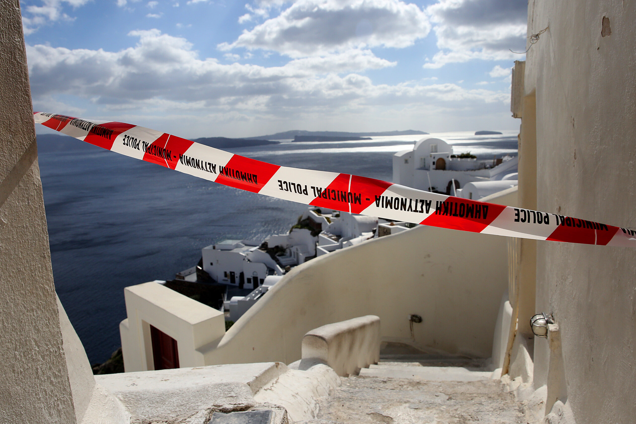 Santorini earthquakes evacuations amid stunning views - Sigmalive English