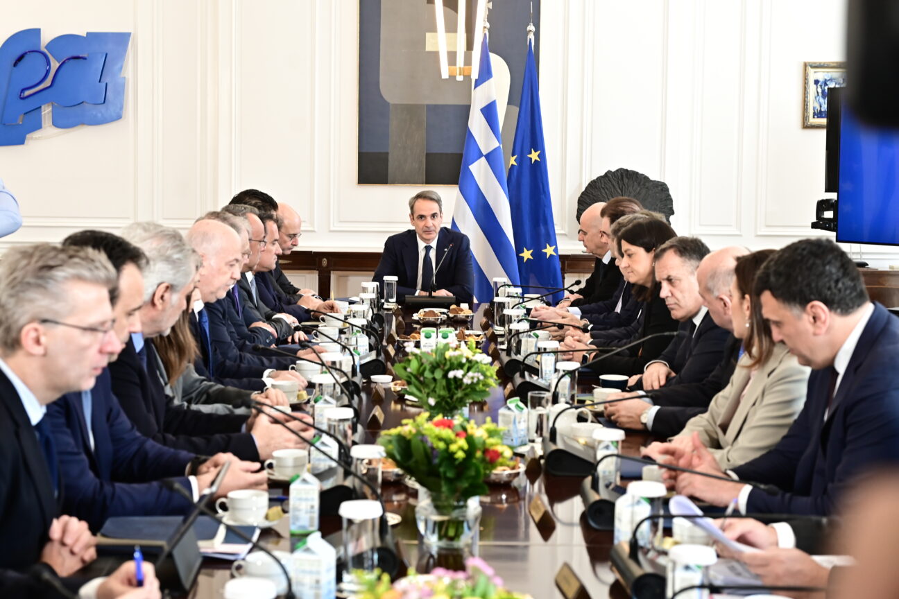 Greek PM reshuffles cabinet after dent in approval ratings - Sigmalive ...