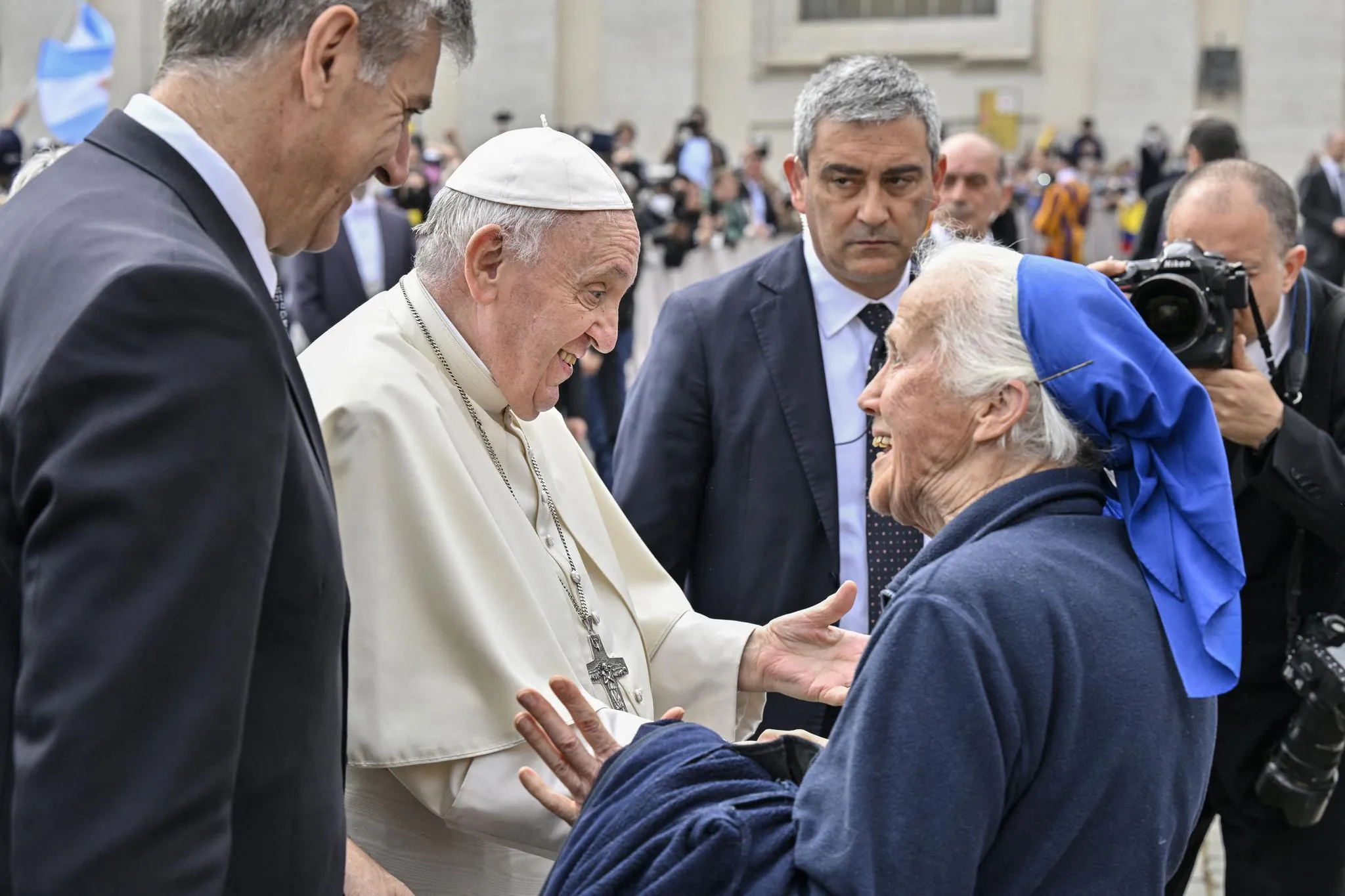 Nun breaks protocol to say farewell to Pope Francis - Sigmalive English