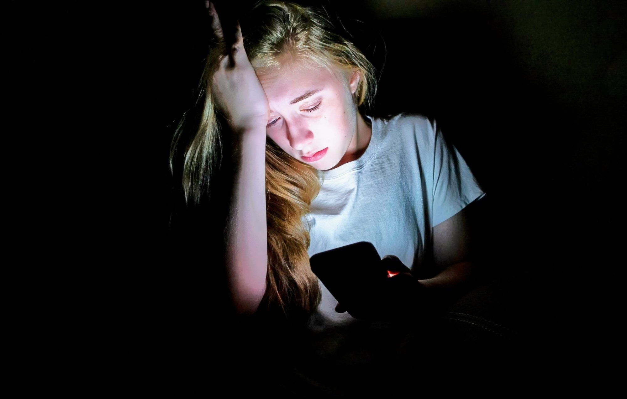 Doomscrolling linked to decline in teen mental health - Sigmalive English