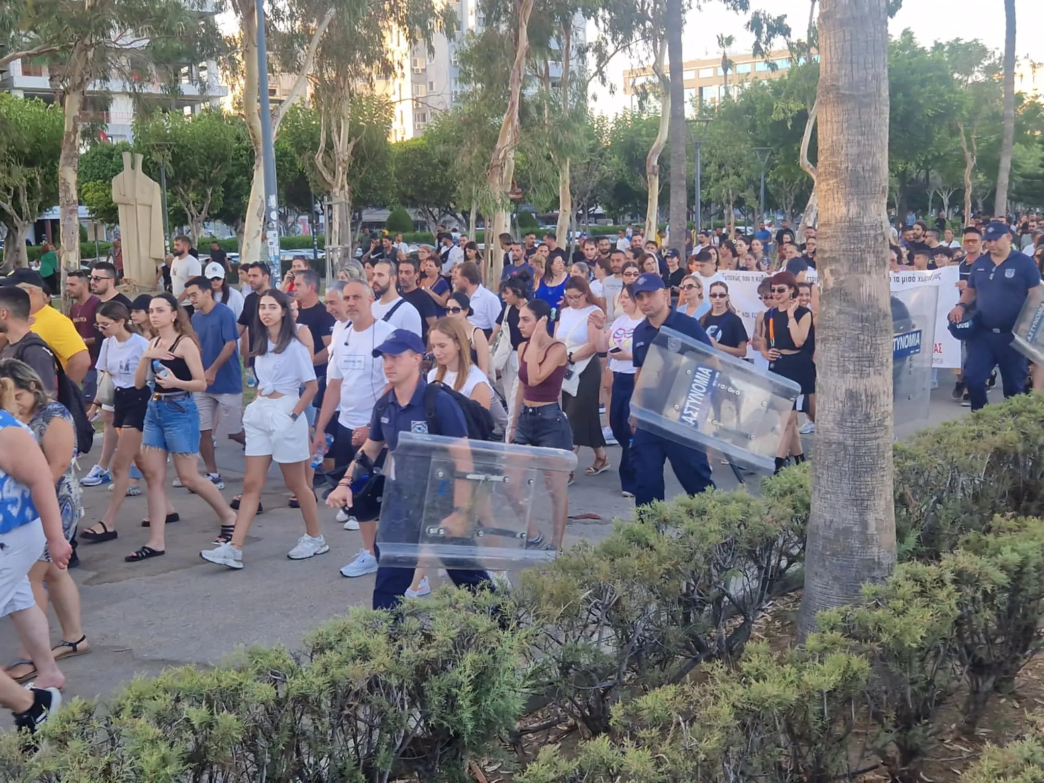 Emotion at wildfire protest: “This is Cyprus” - Sigmalive English