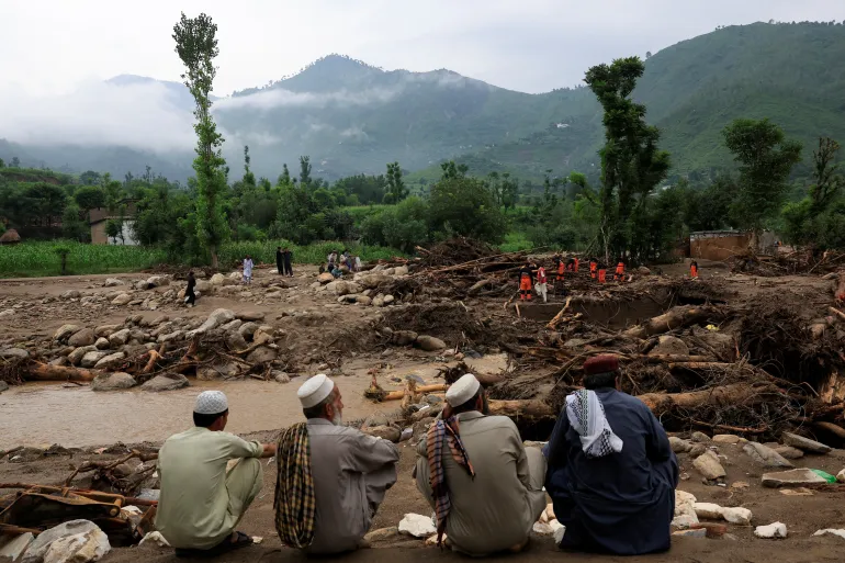 At least 337 feared dead as Pakistan floods devastate northwest - Sigmalive English