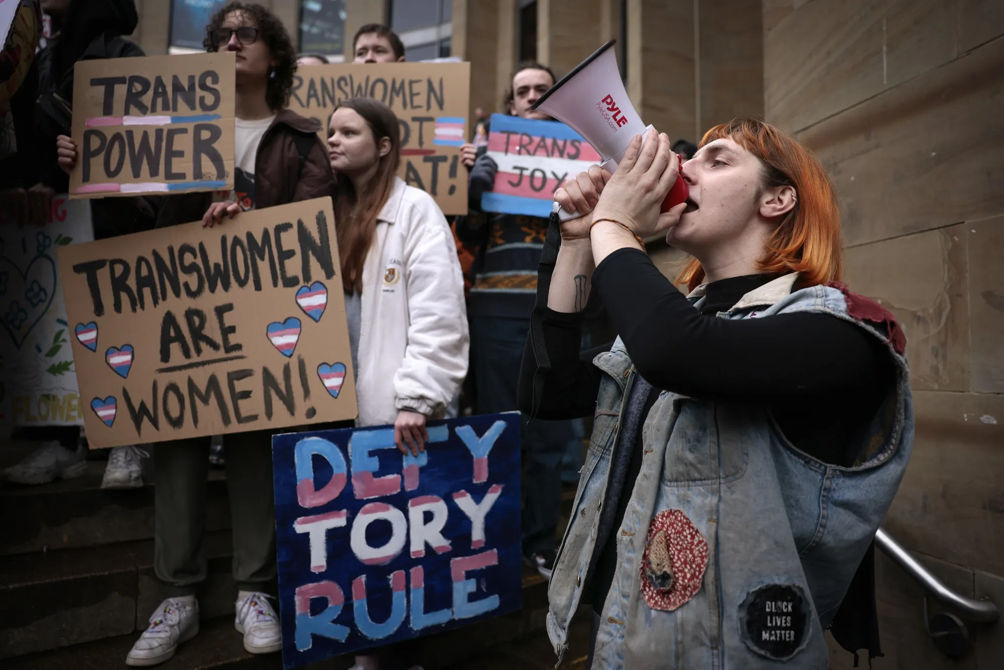 UK - banning trans women from single-sex spaces - Sigmalive English