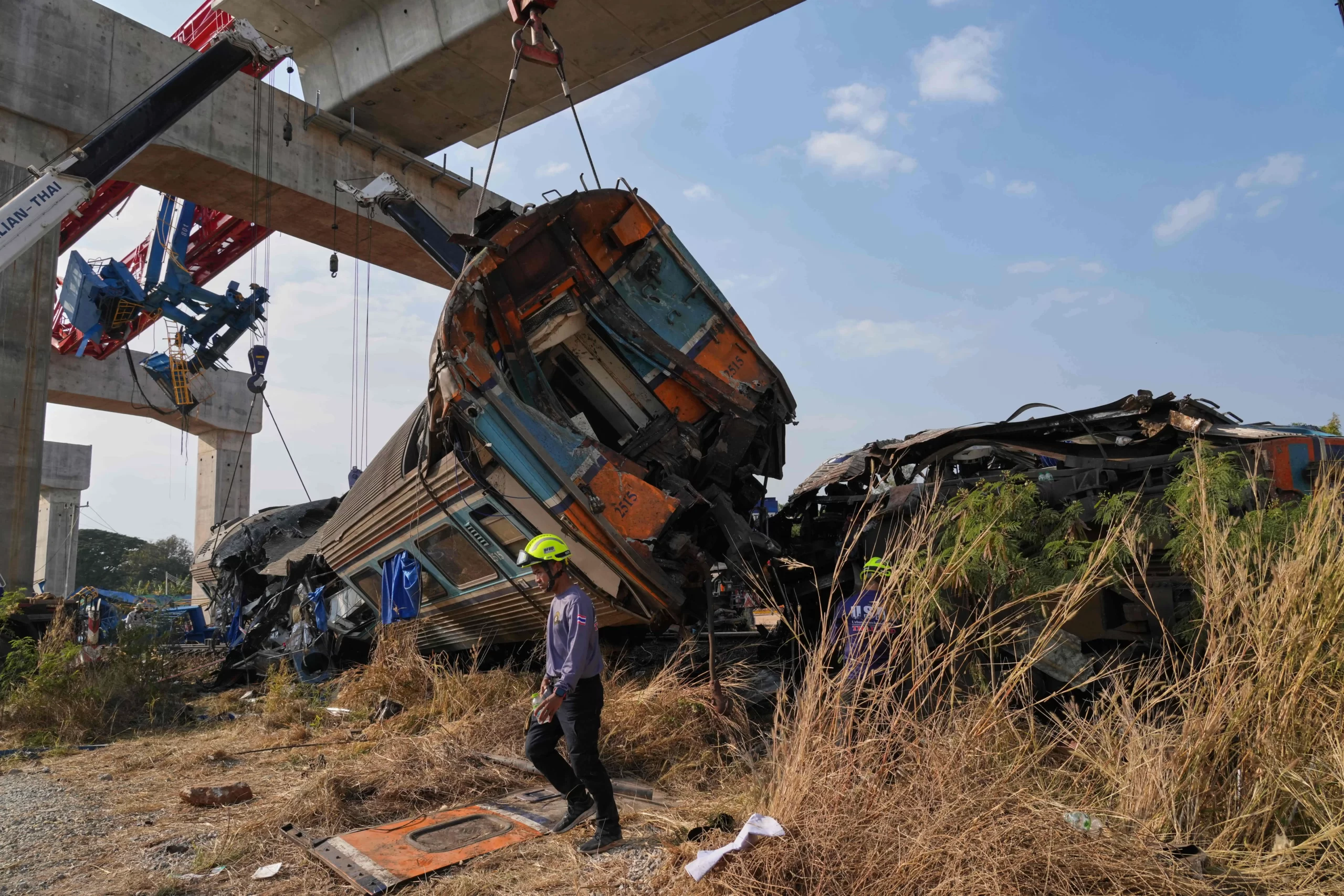 Deadly accident in Thailand - Crane crashes moving train - Sigmalive ...