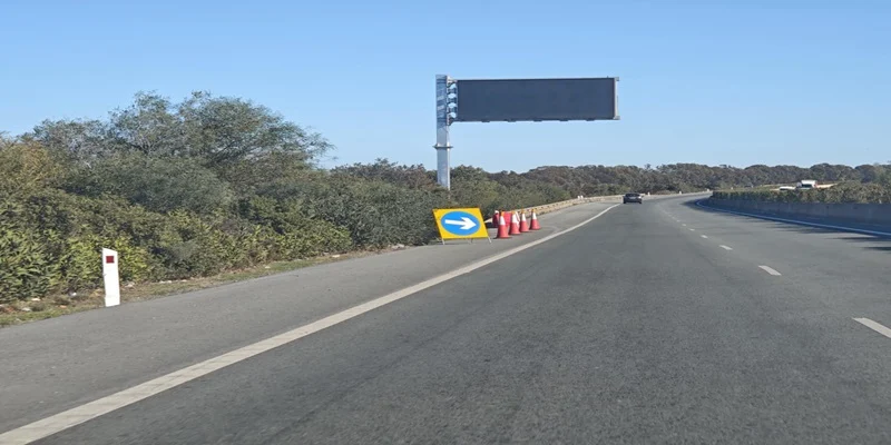Electronic road signs to provide real-time updates - Sigmalive English