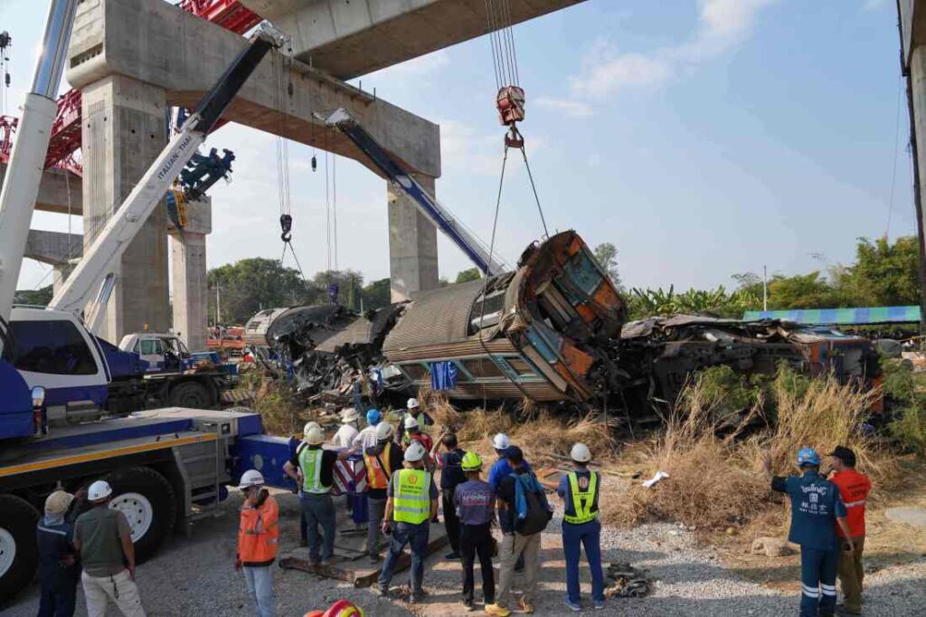 Deadly accident in Thailand - Crane crashes moving train - Sigmalive ...