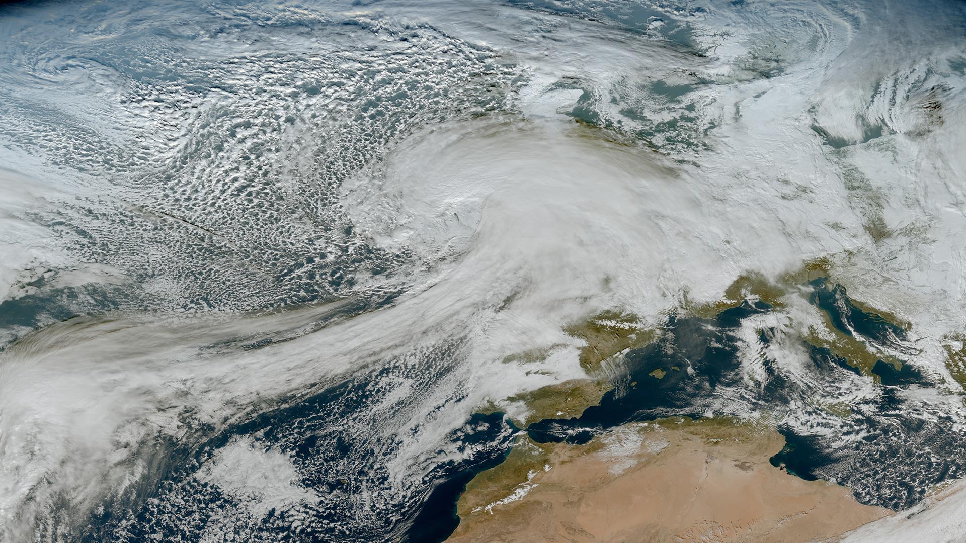 Storm cuts power to 440K homes in Britain and France - Sigmalive English
