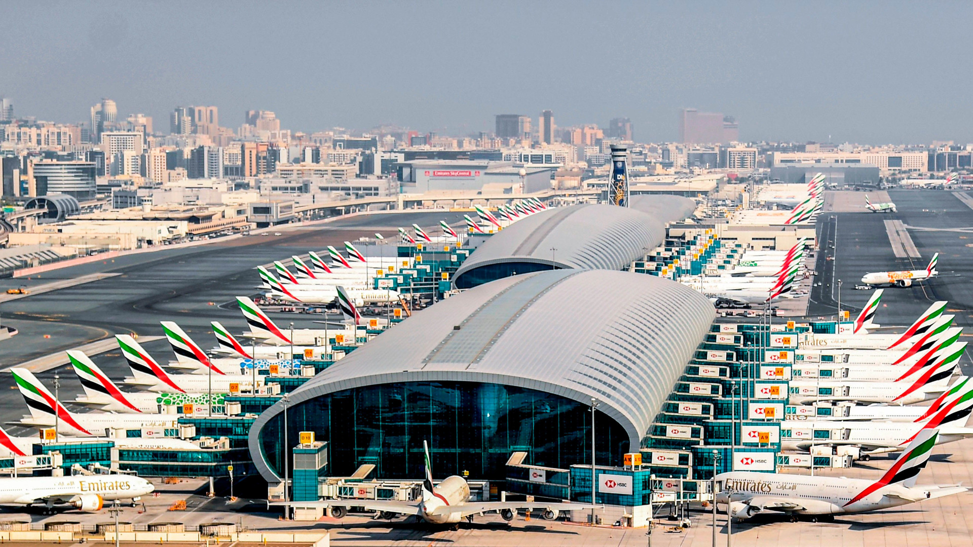 Dubai Airport suspends flights after drone-related fire - Sigmalive English
